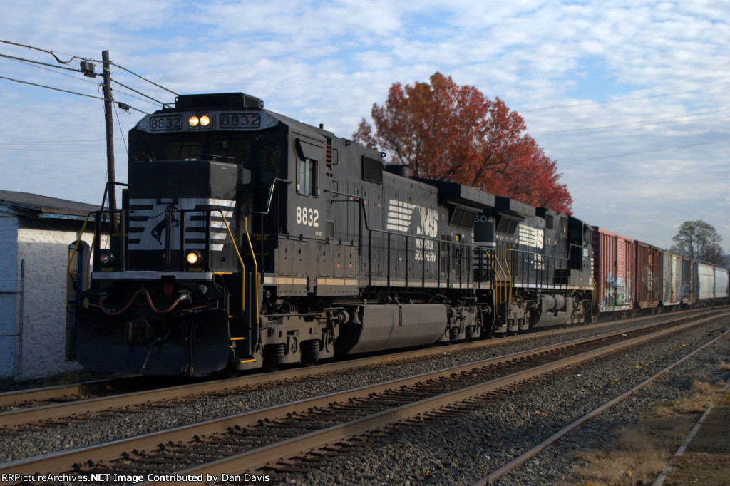 NS C40-9 8832 leads H68
